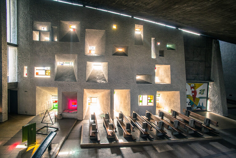 La chiesa Notre Dame du Haut a Ronchamp di Le Corbusier | Inexhibit